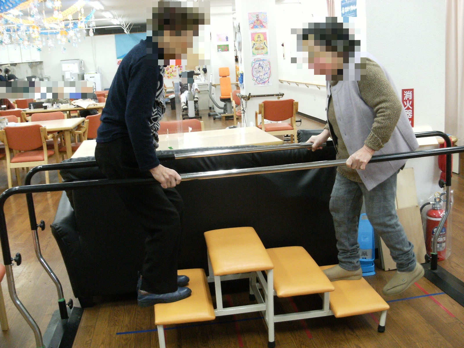 2人で踏み台昇降｜なごやかニュース ｜デイサービスセンター なごやか新川崎神奈川県川崎市幸区